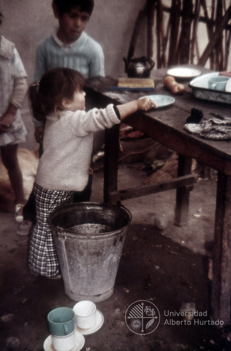 Fotografía: Niña lavando loza - Archivo Patrimonial Universidad Alberto ...